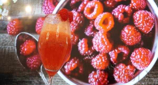 Raspberry Fizz Cocktail – Glass Of Bubbly